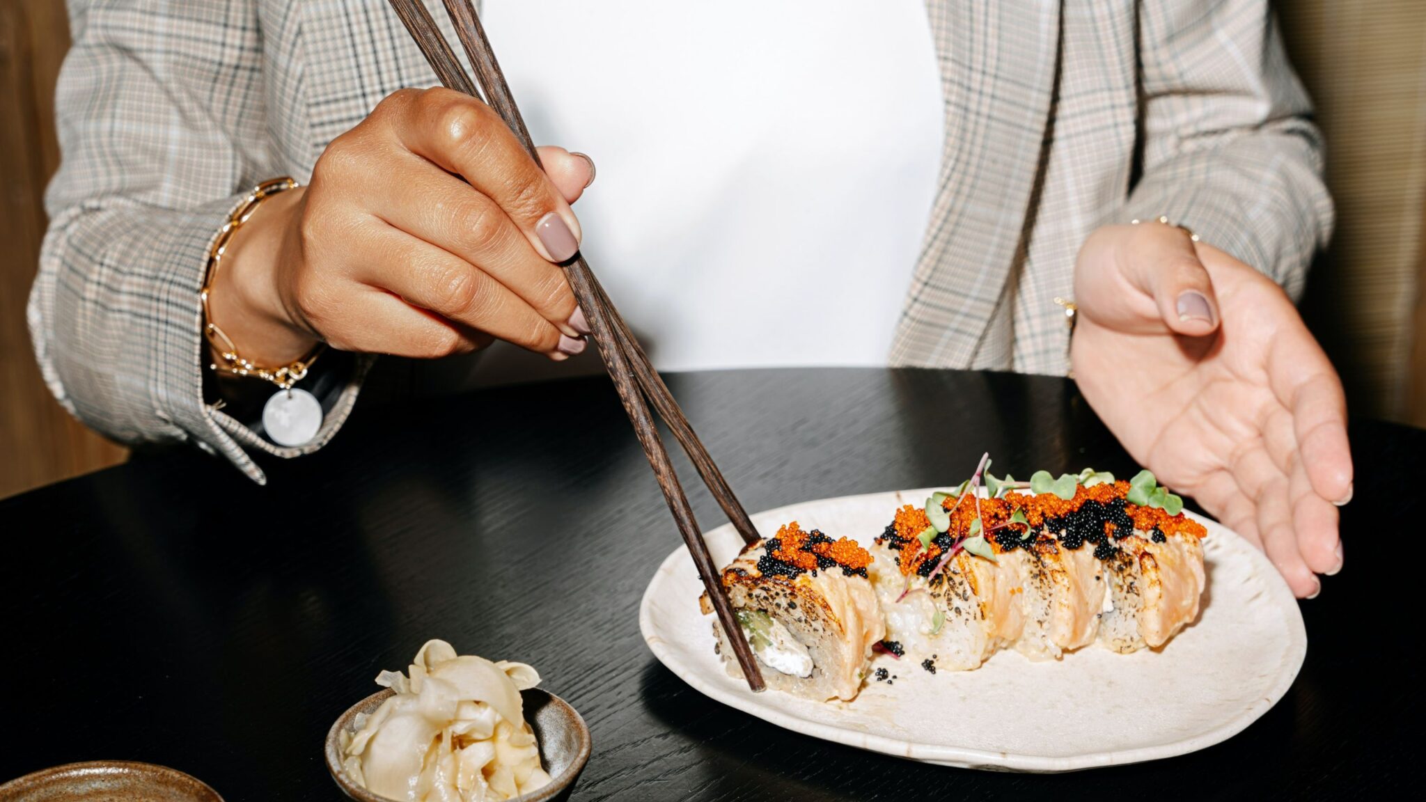 Om deze verrassende redenen wil jij vaker eten met stokjes - Gezondnu Om deze verrassende redenen wil jij vaker eten met stokjes - Gezondnu